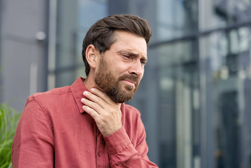 Descubre qué causa tu dolor de garganta y alívialo